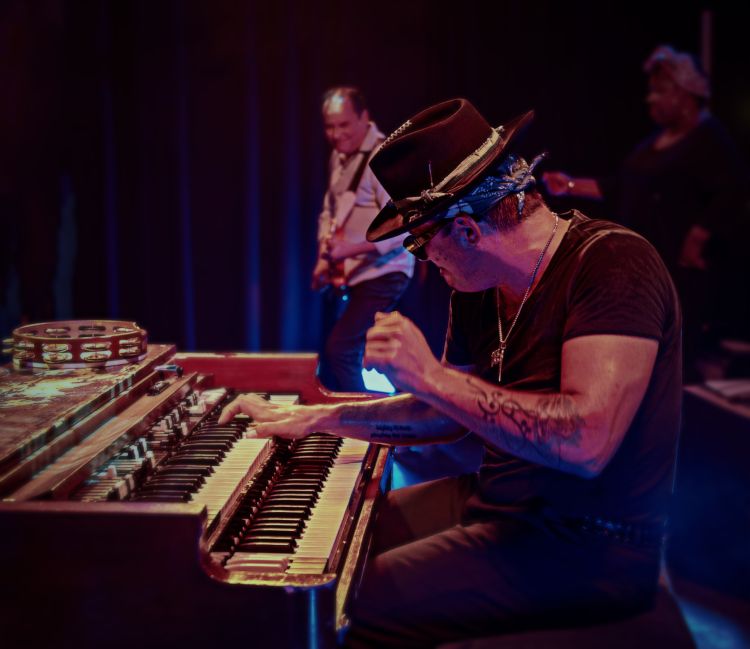 "Wir wollten beleuchten, wo wir herkommen" – RAPHAEL WRESSNIG im mica ...